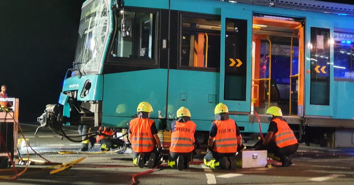 U-Bahn und Bus prallen in Frankfurt zusammen